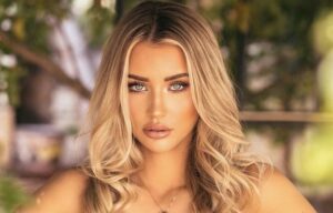 Jääkiekkoilijasta somestaraksi: Mikayla Demaiter on kuuma maalivahti ...