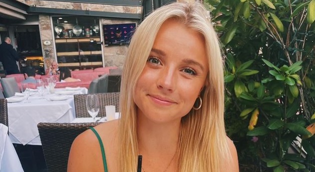 Jääkiekkoilija Presley Norby viehättävässä punaisessa mekossa ...